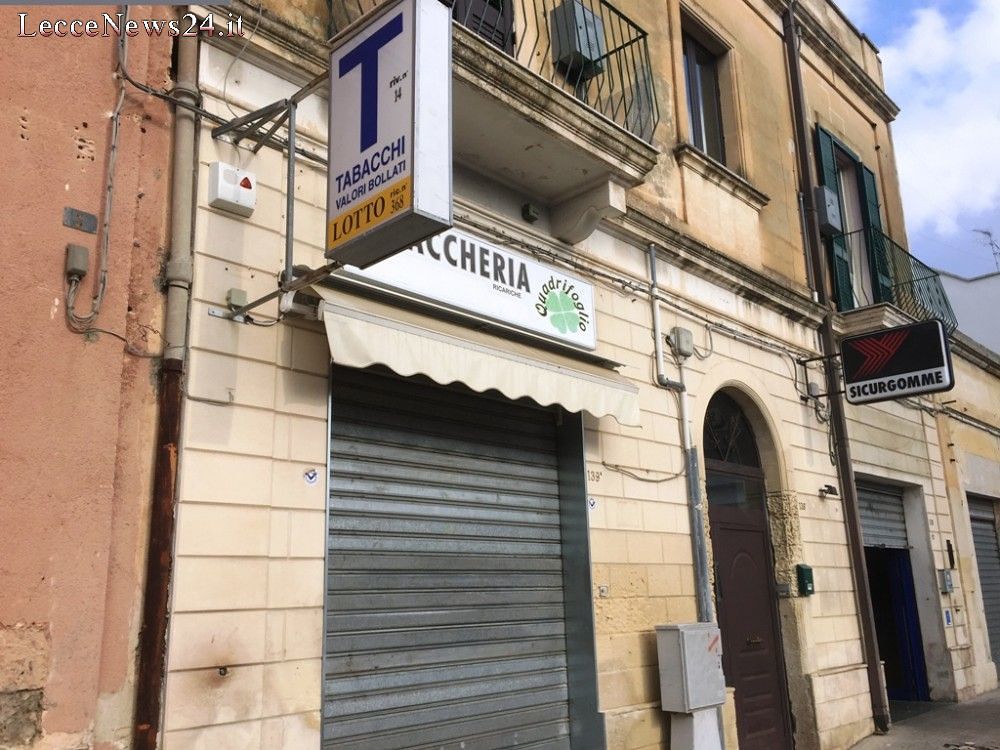 Fanno un buco nel muro e si introducono in una tabaccheria di via ...