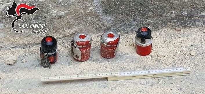 Quattro bombe a mano e una pistola a tamburo nascoste in un'abitazione ...
