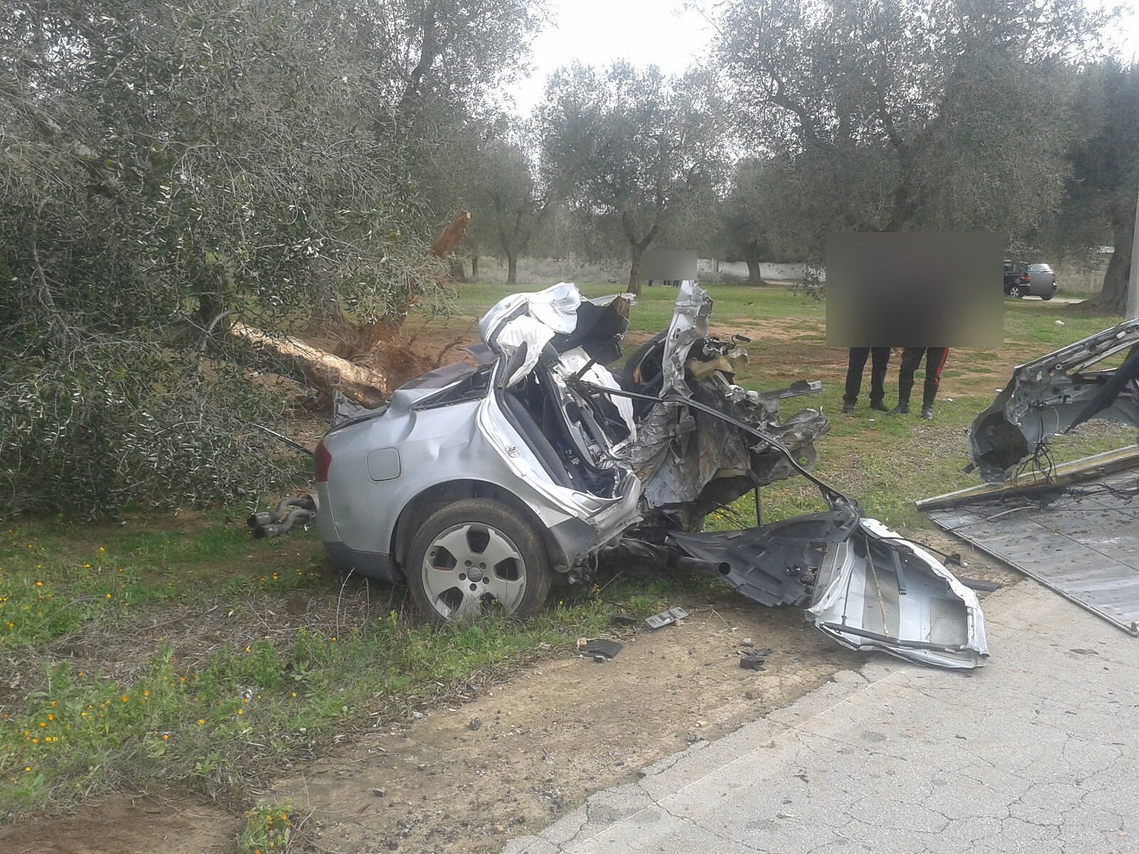 L'auto si spezza in due dopo l'incidente, ferito un giovane salentino