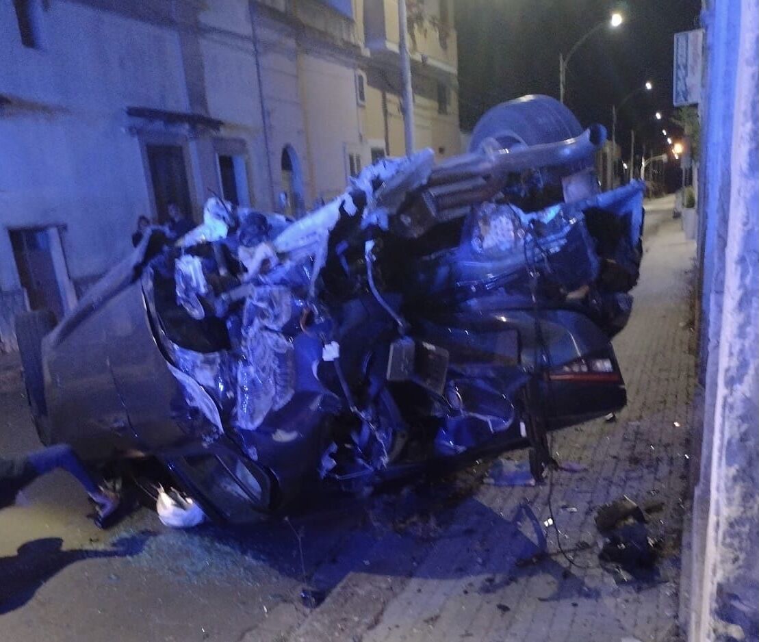 Auto ribaltata nella notte e tragedia sfiorata a Miggiano. Ancora poco chiara la dinamica ...