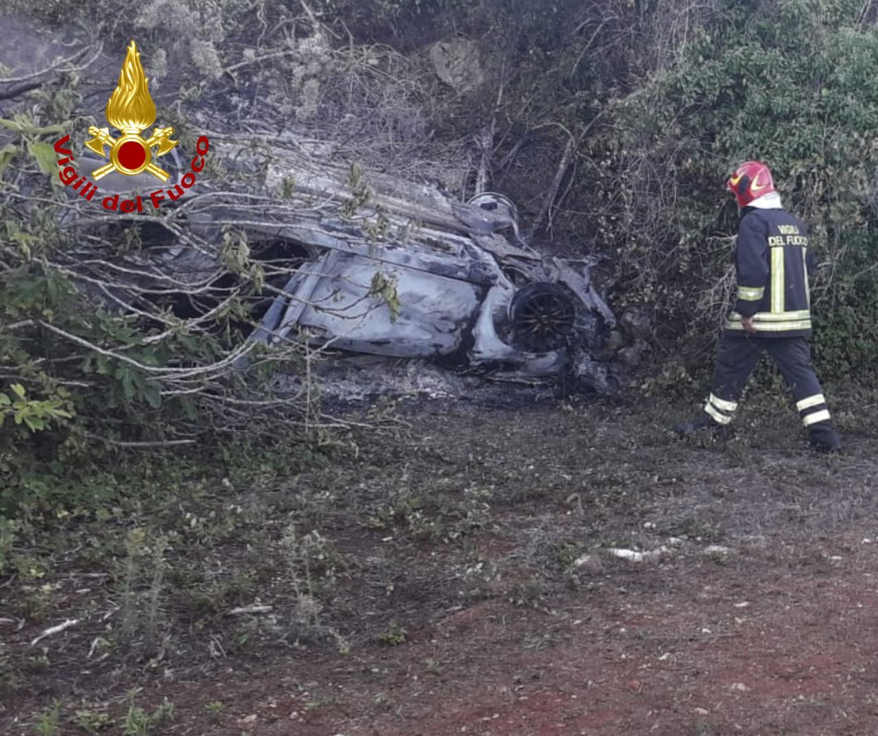 All'alba auto si ribalta sulla S.S. 274 e prende fuoco. Salvi 4 giovani ...