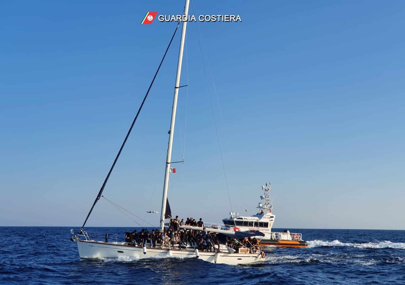 Timone in avaria e mare agitato, barca con 100 migranti soccorsa dalla ...