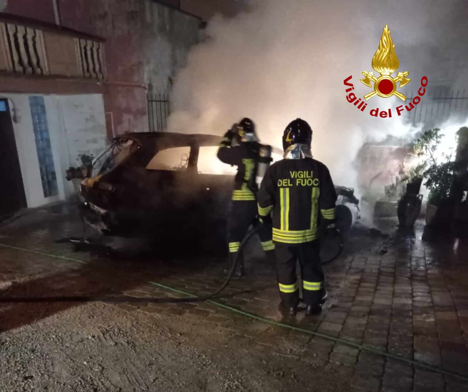 Tre auto incendiate nella notte di Natale. L'intervento dei Vigili del ...
