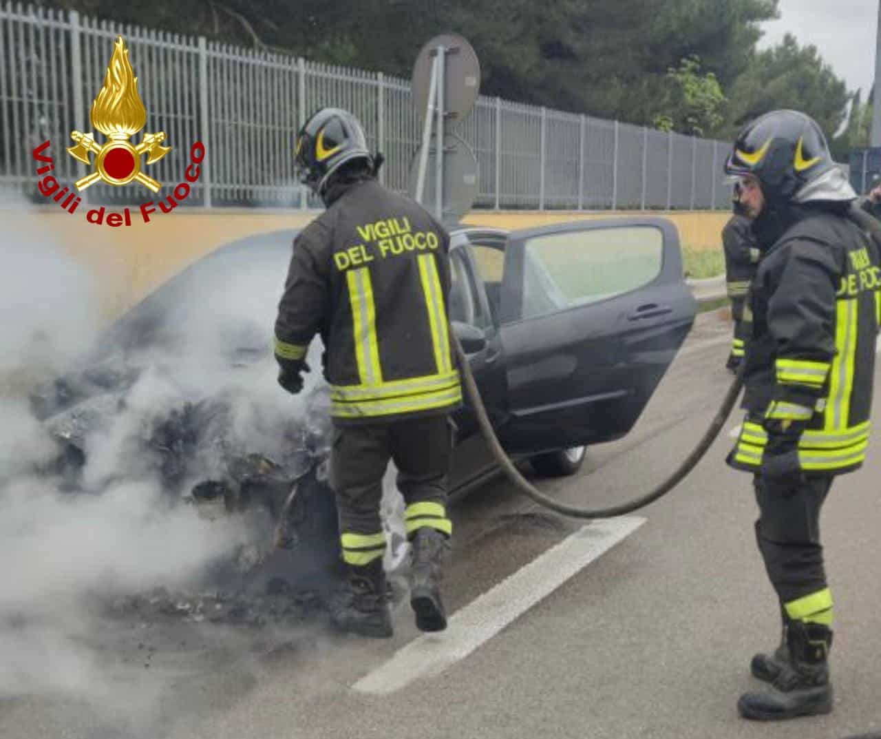 Scende dall’auto prima che venga avvolta dalle fiamme, paura sulla ...