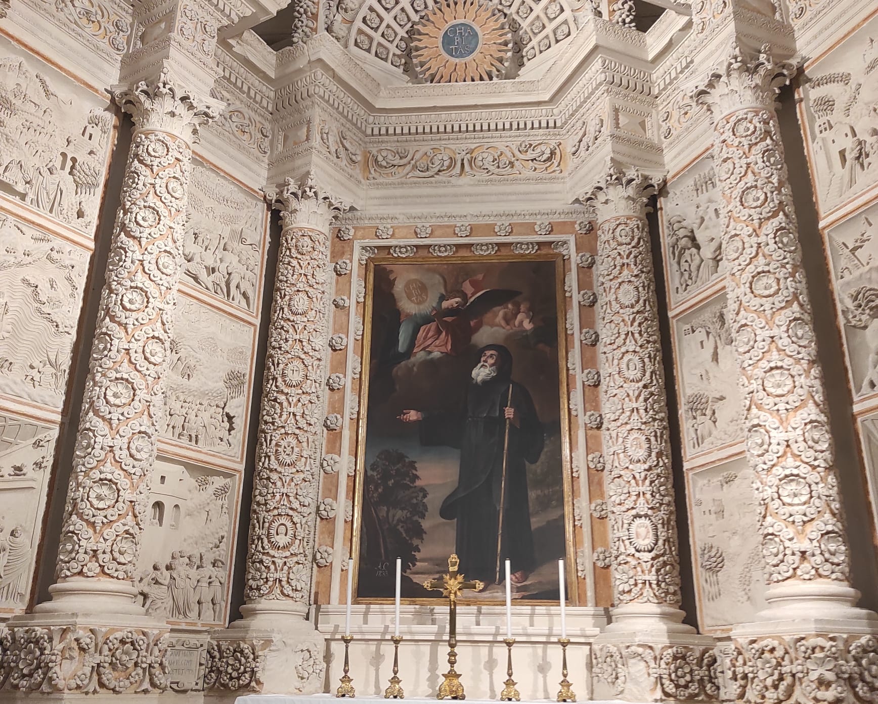 L'altare di San Francesco nella basilica di Santa Croce a Lecce. Il ...