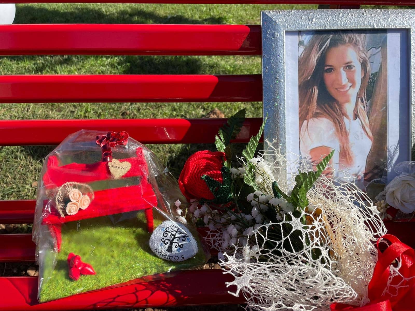 Una panchina rossa contro il femminicidio dedicata a Noemi - Leccenews24