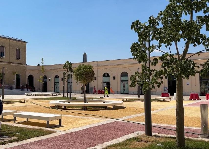 Nuovo volto per la stazione di Lecce, inaugurato il piazzale ...