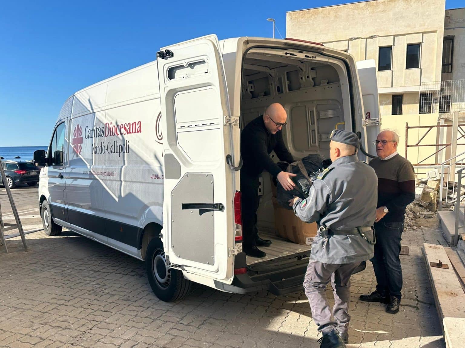 La Guardia di Finanza dona capi di abbigliamento e giocattoli alla ...