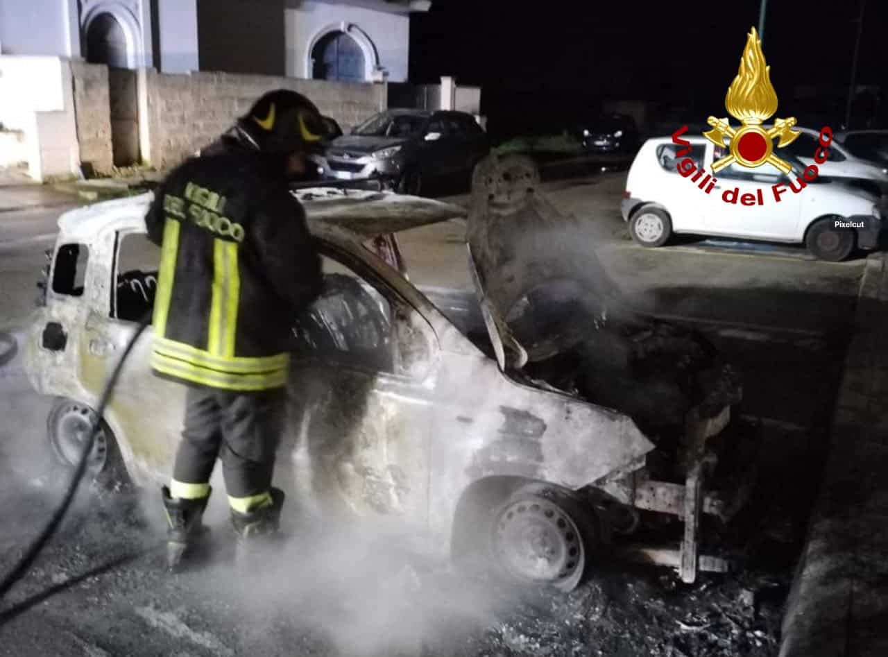 Fiamme nella notte a Campi Salentina, danneggiate due Fiat Panda ...