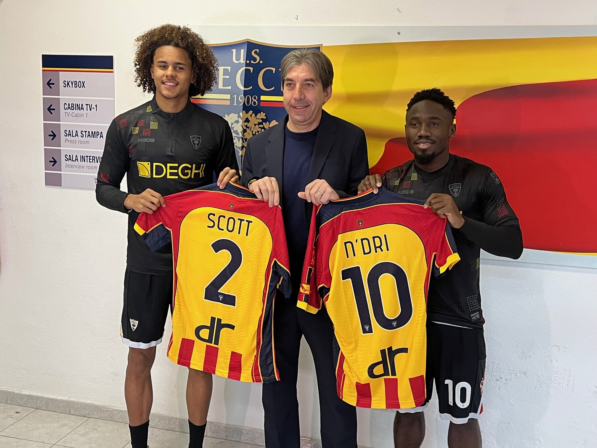 Lecce, presentati i nuovi acquisti Elijah Scott e Konan N’Dri - Leccenews24