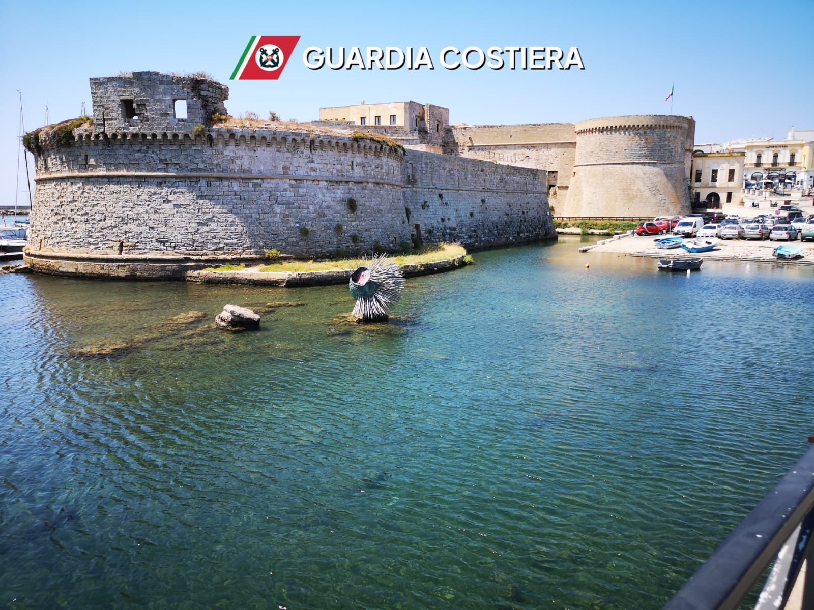 Barche ancorate alle mura del Castello o agli archi del ponte, scatta ...