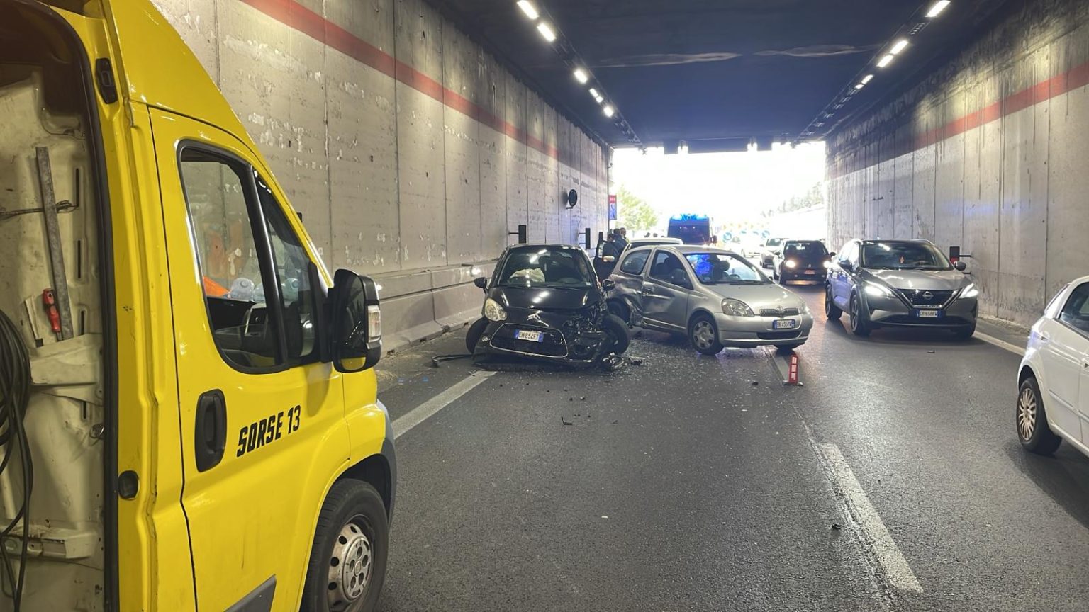 Scontro tra auto sulla Tangenziale Ovest, galleria chiusa e traffico in ...
