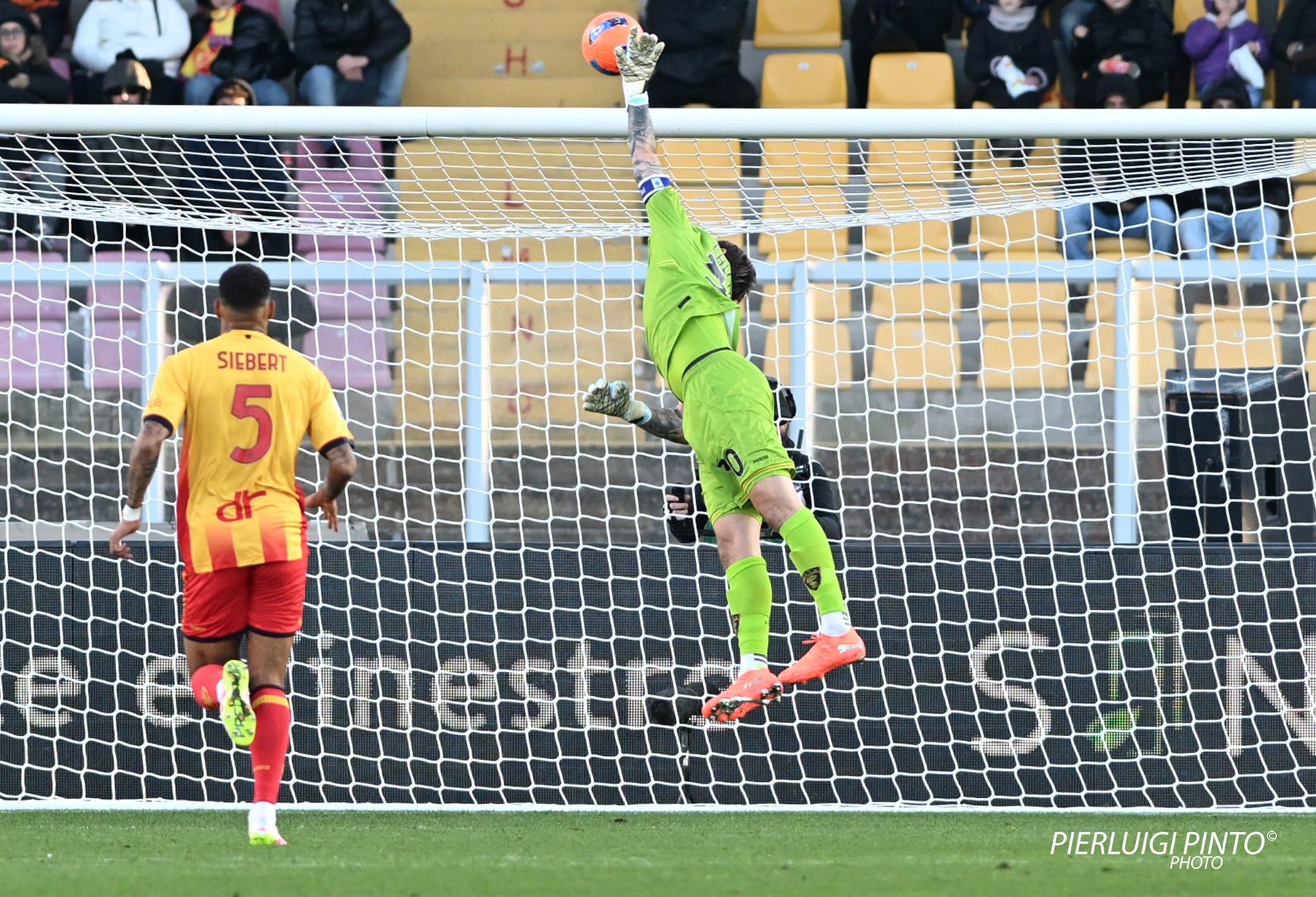 Milan-Lecce 1-0, ai rossoneri basta il colpo di testa di Fullkrug ...